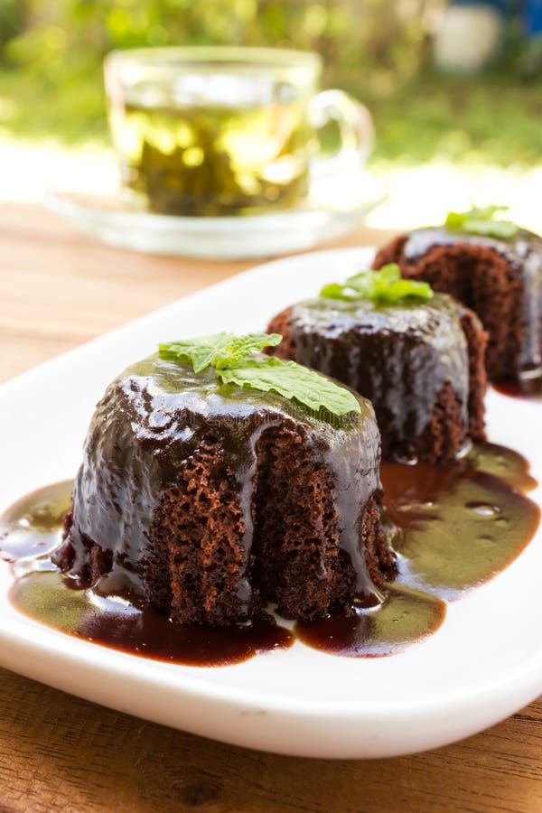 Chocoladecake Met Chocoladesaus Op Witte Plaat Stock Foto - Image of ...