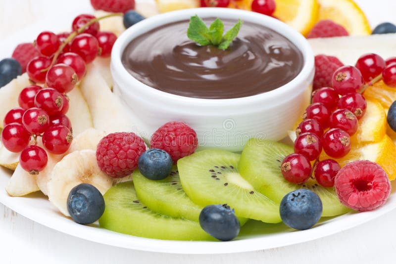 Chocoladesaus, Vers Fruit En Bessen, Selectieve Nadruk Stock Foto ...