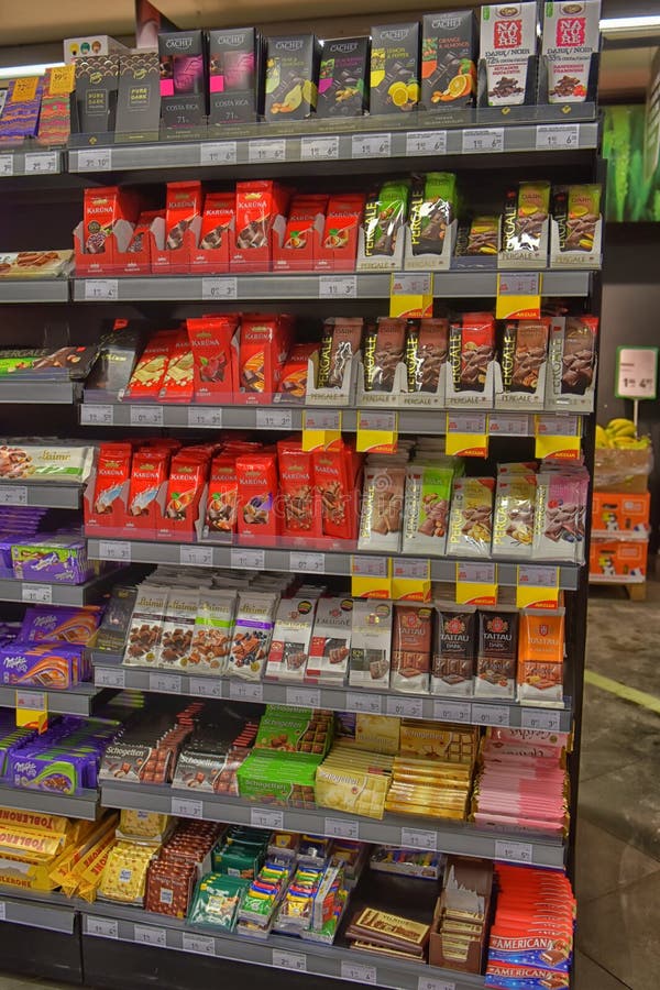 Chocolat Sur Des Rayons De Magasin Image éditorial - Image du marques ...