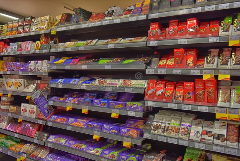 Chocolat Sur Des Rayons De Magasin Image éditorial - Image du marques ...