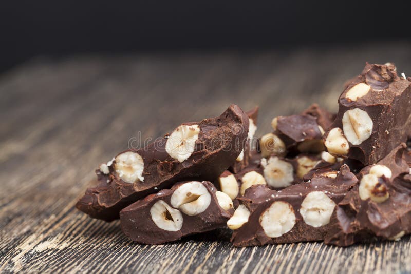 Chocolate Amargo Con Avellanas Caseras Foto de archivo - Imagen de ...