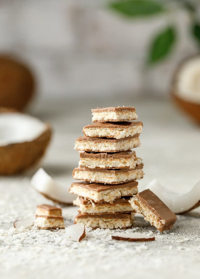 Chocolate Con Coco De Fondo Blanco. Pila De Chocolate Con Coco. Trozos ...