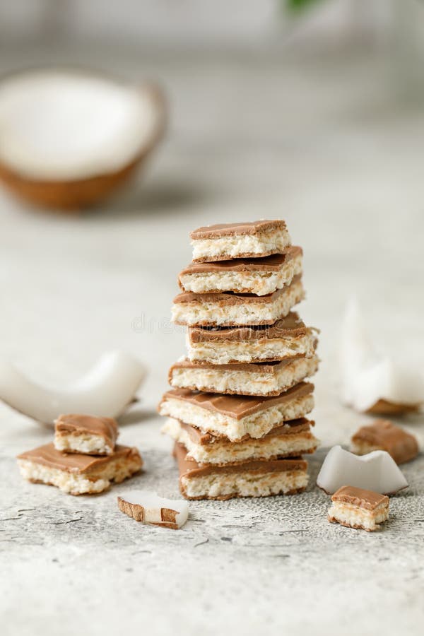 Chocolate Con Coco De Fondo Blanco. Pila De Chocolate Con Coco. Trozos ...