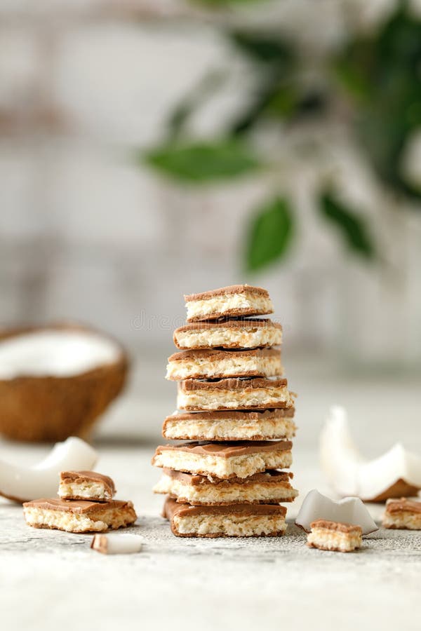 Chocolate Con Coco De Fondo Blanco. Pila De Chocolate Con Coco. Trozos ...