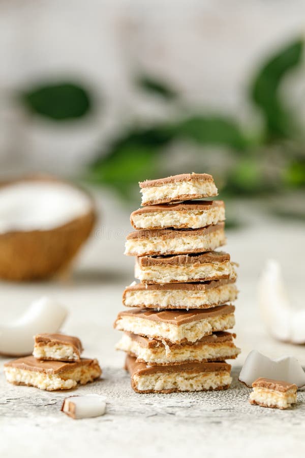 Chocolate Con Coco De Fondo Blanco. Pila De Chocolate Con Coco. Trozos ...