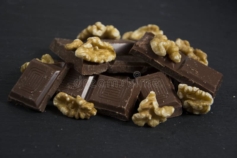 Chocolate con la nuez imagen de archivo. Imagen de amargo - 104861629