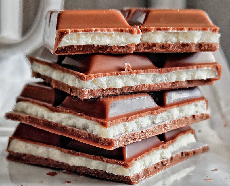 Chocolate Con Relleno De Crema Foto de archivo - Imagen de alimento ...