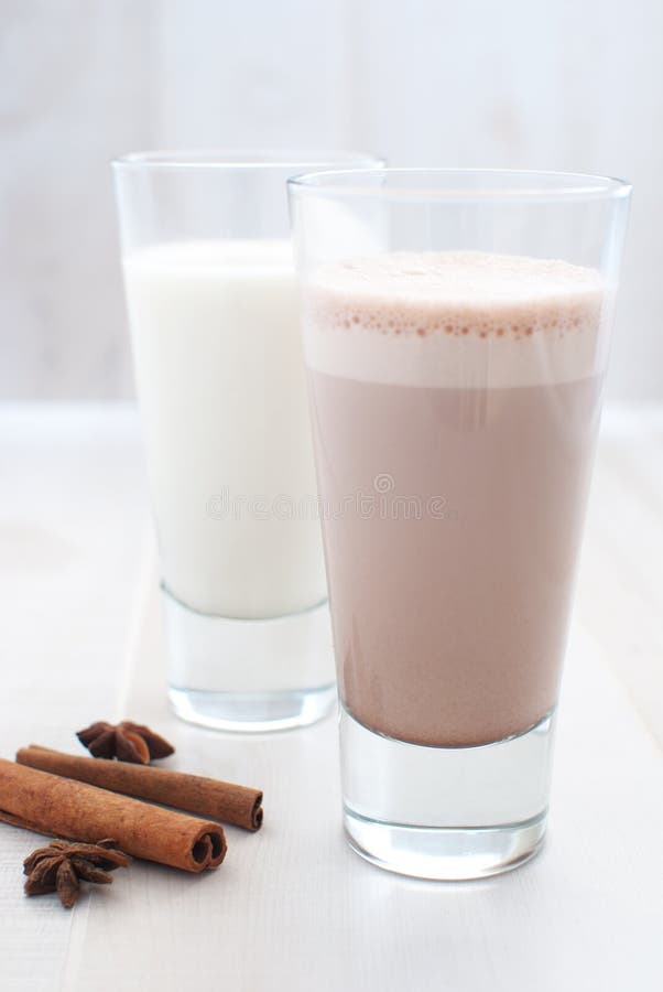 Chocolate y leche regular imagen de archivo. Imagen de densamente ...