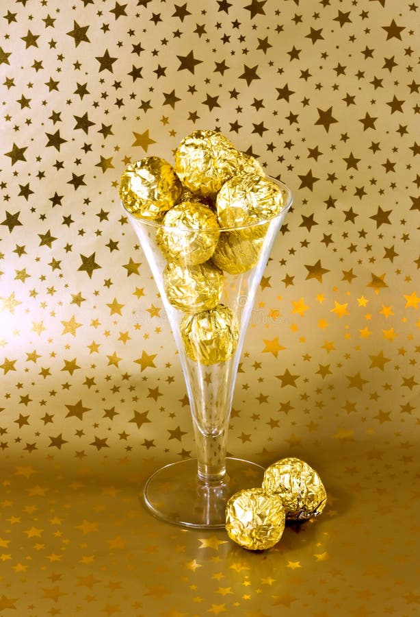 Chocolates de oro imagen de archivo. Imagen de caramelo - 22735687