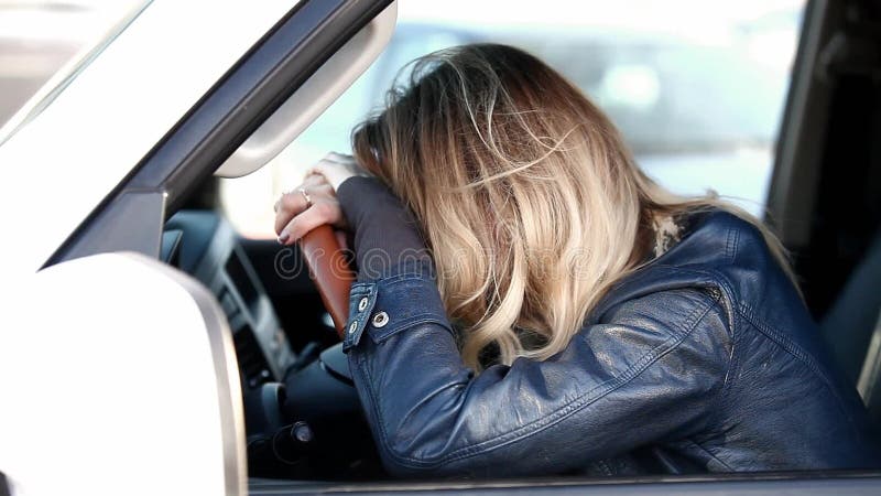 Chofer llorando en un auto almacen de video. Vídeo de conducir - 156717741