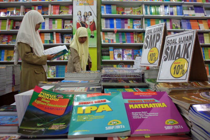 Choose textbooks editorial image. Image of solo, students - 34492965