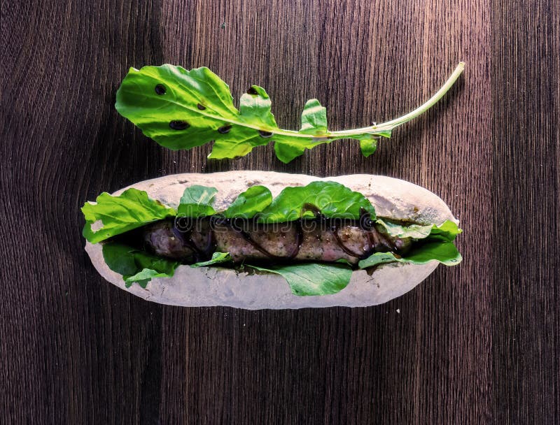 Choripan Avec La Capture Une De Rugula Image stock - Image du complété ...
