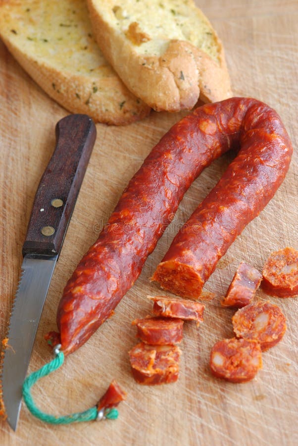 Chorizo con pan de ajo imagen de archivo. Imagen de comida - 15860579