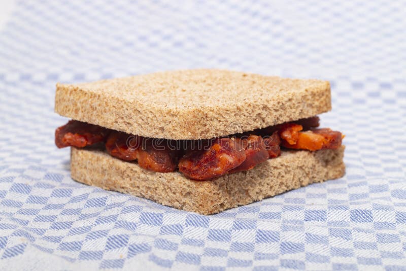 Chorizo y pan tradicional foto de archivo. Imagen de curado - 119017858