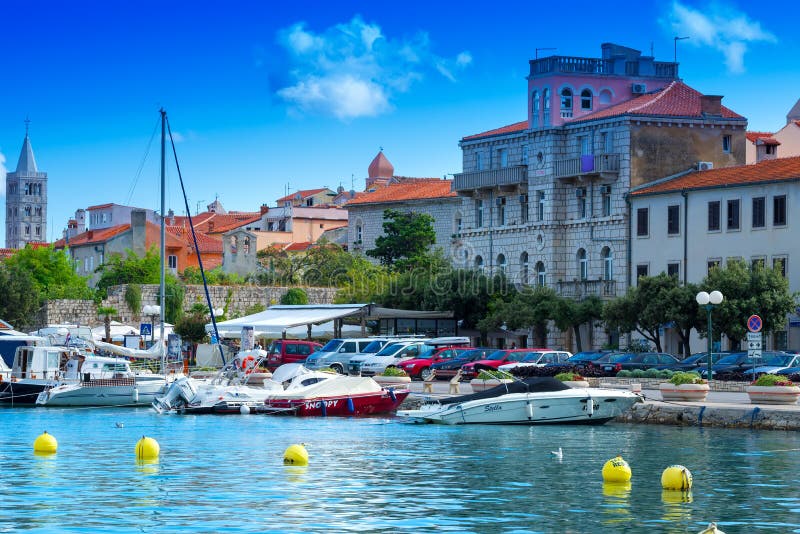 Chorwacka Wyspa Rab, Widok Na Mieście I Fortyfikacjach, Chorwacja Obraz ...