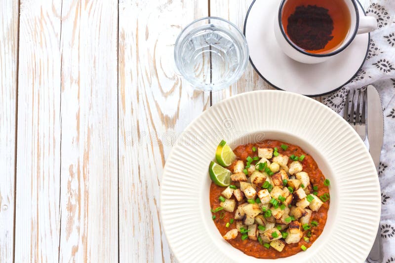 Chou Cuit De Chou-rave Avec Le Sause De Chaux Et De Tomate Image stock ...