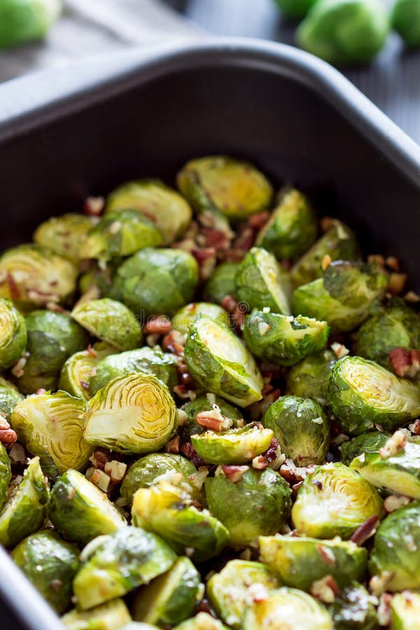 Choux De Bruxelles Cuits Avec Des écrous De Pecun Photo stock - Image ...