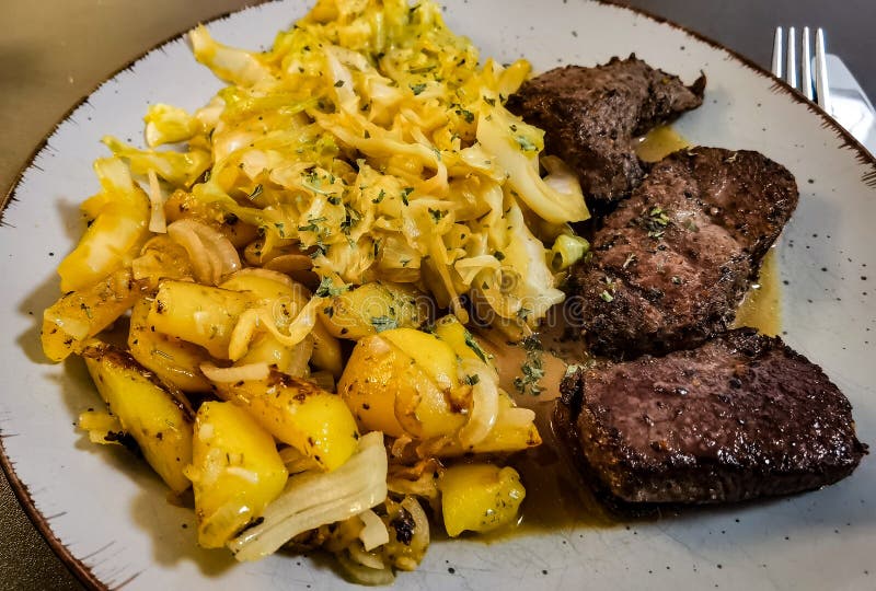 Choux Frits Et Pointus Avec Viande Image stock - Image du cuisine ...