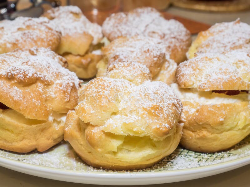 Pasteles de los Choux foto de archivo. Imagen de crema - 38600912