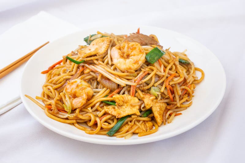 Plate of Chow Mein - Chinese Stir-fried Noodles with Vegetables Stock ...