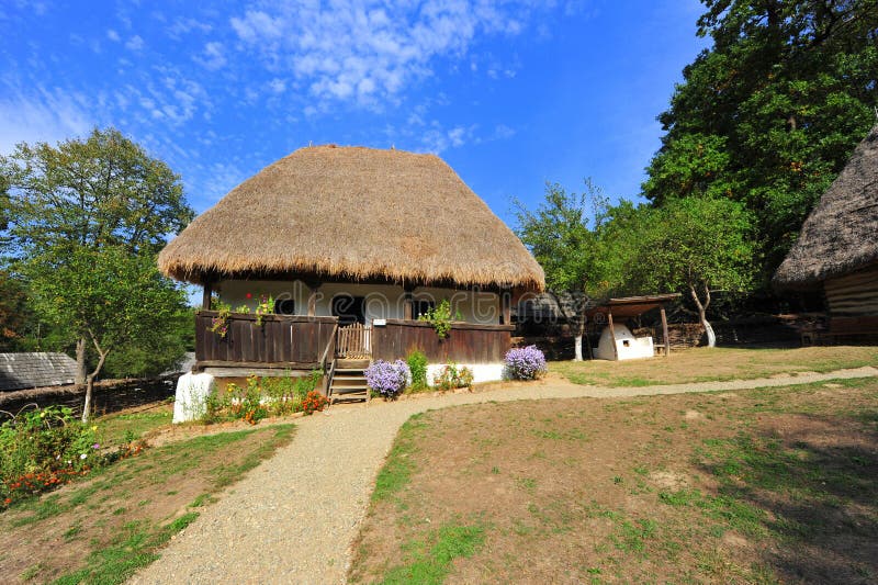 Choza Rústica De La Aldea De Rumania Imagen de archivo - Imagen de ...