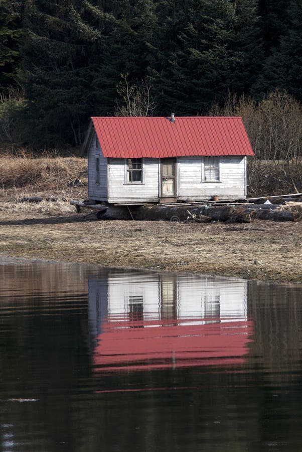 Choza rústica de la playa imagen de archivo. Imagen de alaska - 92433419