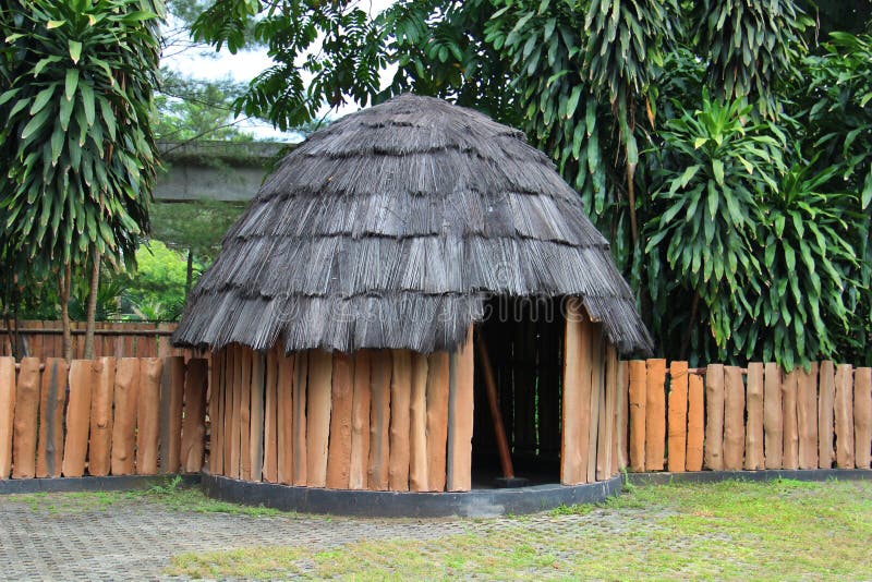 Chozas De Madera Tradicionales Papuans Foto de archivo - Imagen de ...