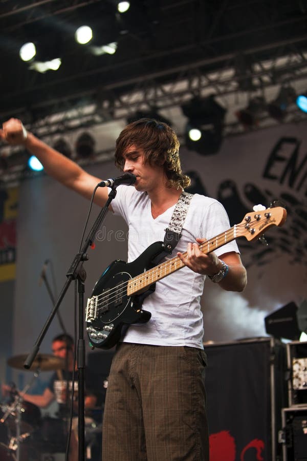 Chris Batten 2 photo éditorial. Image du guitariste, basse - 13211816