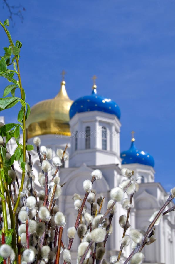 Christelijke Orthodoxe Witte Kerk Met Gouden Koepels En Kruisen Stock ...