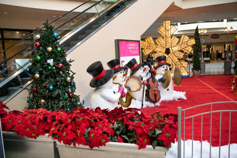 Christmas Decorations at the Mall. Christmas Trees Snowmen and Garlands ...