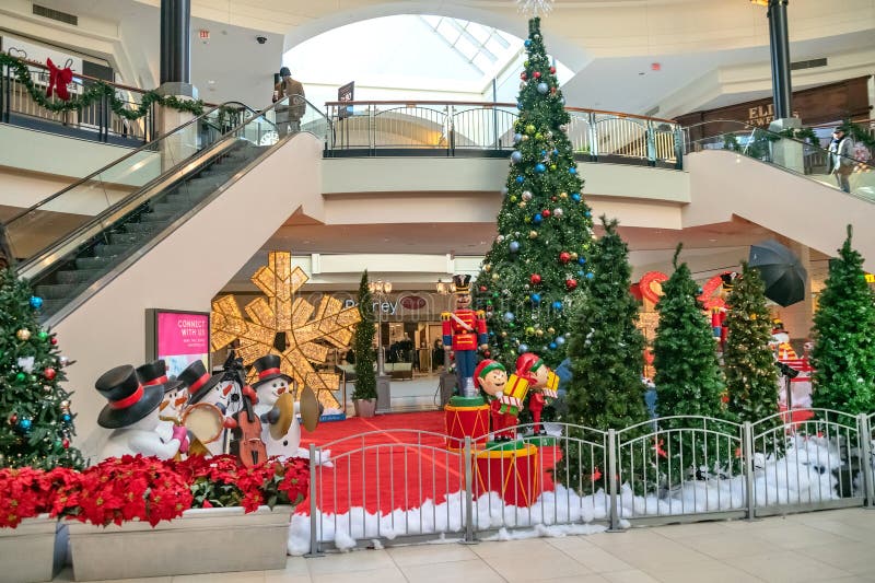 Christmas Decorations at the Mall. Christmas Trees Snowmen and Garlands ...