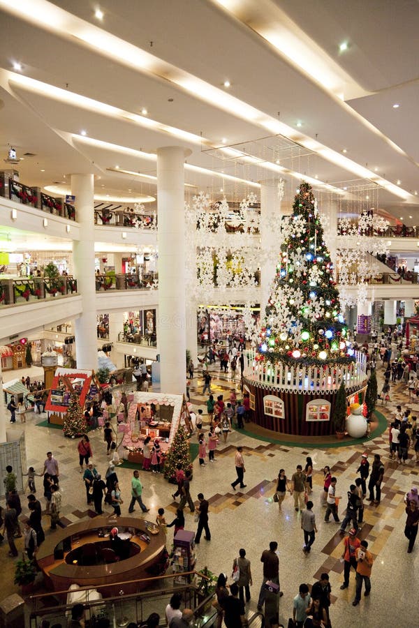 Christmas Shopping Crowd editorial photography. Image of crowd - 12678837
