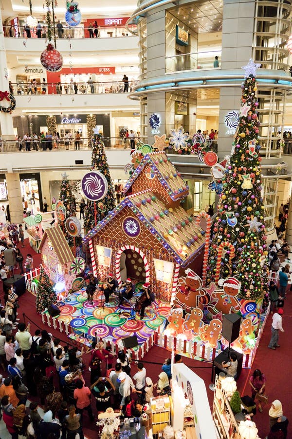 Christmas Shopping Crowd editorial photography. Image of crowd - 12678837