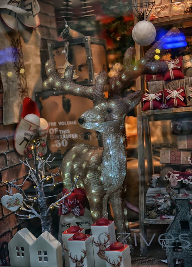 Christmas showcase editorial image. Image of fiera, apparel - 83739735