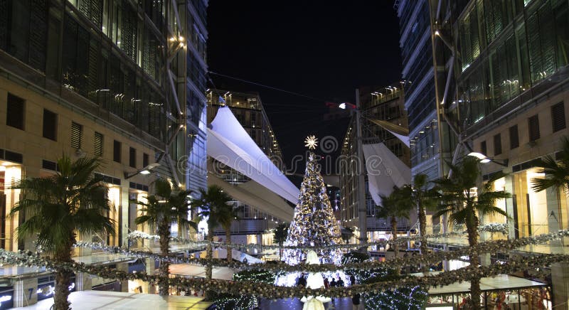 Christmas tree in Amman stock image. Image of glow, garland - 170634871