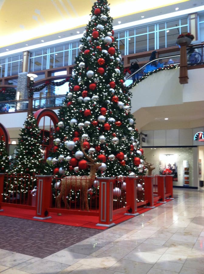 Christmas tree at mall editorial image. Image of mall - 61874045
