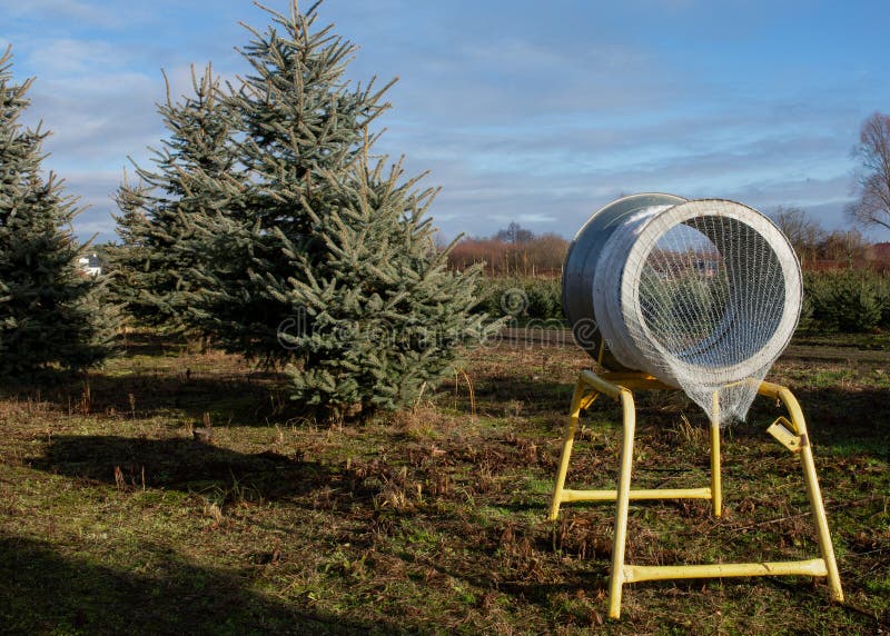 Christmas Tree Netting Machine - Tunnel for Packing a Christmas Tree ...