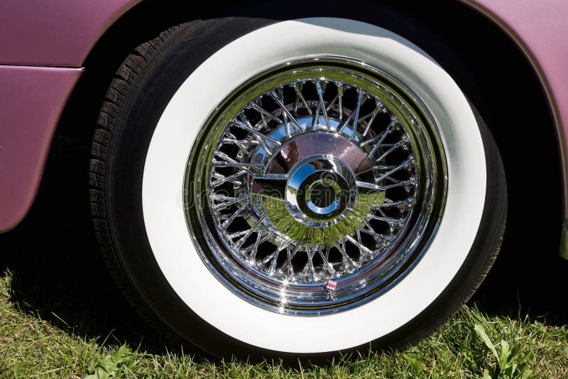 Chromfelgen stockfoto. Bild von reifen, chrom, auto, schutzkappen ...