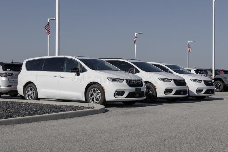 Chrysler Pacifica Minivan Display. Chrysler Offers the Pacifica in ...