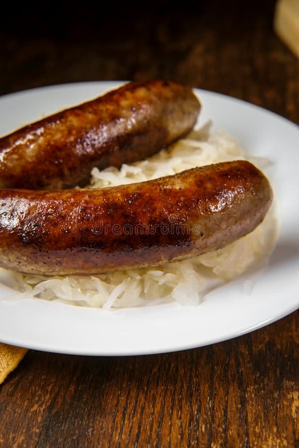Chucrut Alemana De Bratwurst Foto de archivo - Imagen de salchicha ...