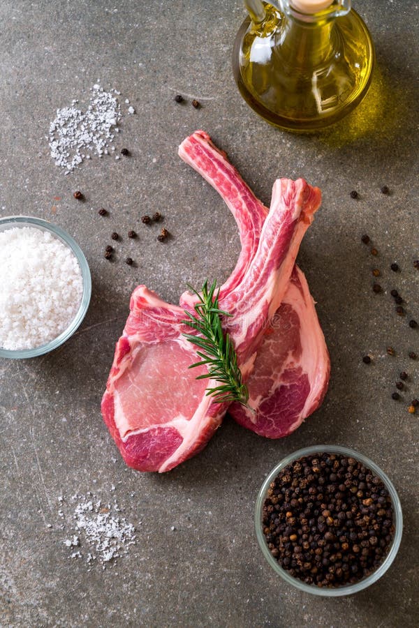 Chuleta de cerdo cruda imagen de archivo. Imagen de carnicero - 123095371