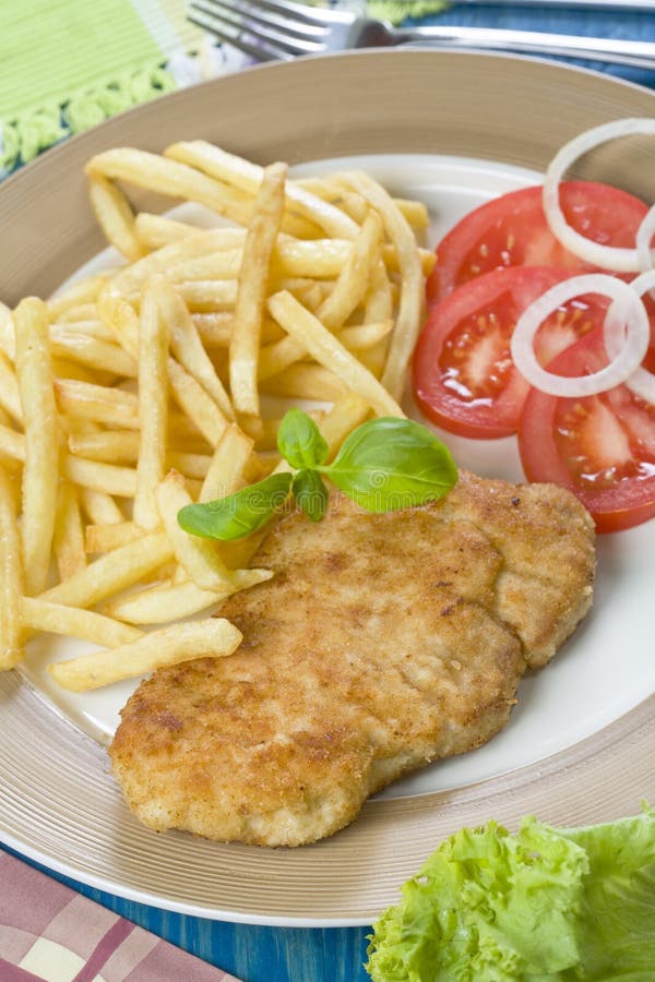 Chuleta Del Pollo Rellena Con El Aguacate (Zrazy) Foto de archivo ...