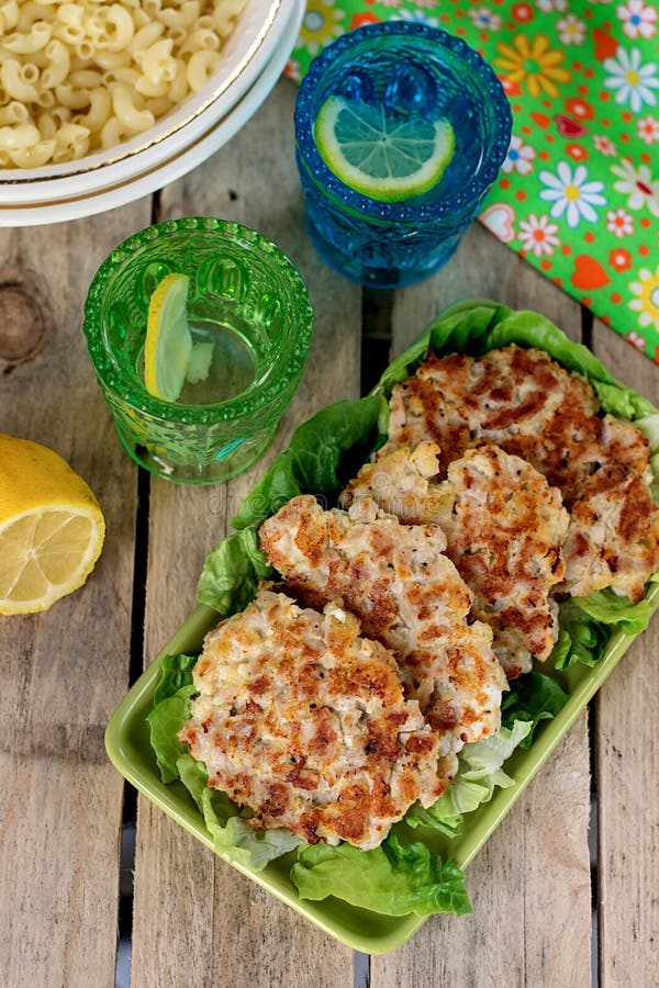 Chuletas Tajadas Pollo Con La Ensalada Foto de archivo - Imagen de ...