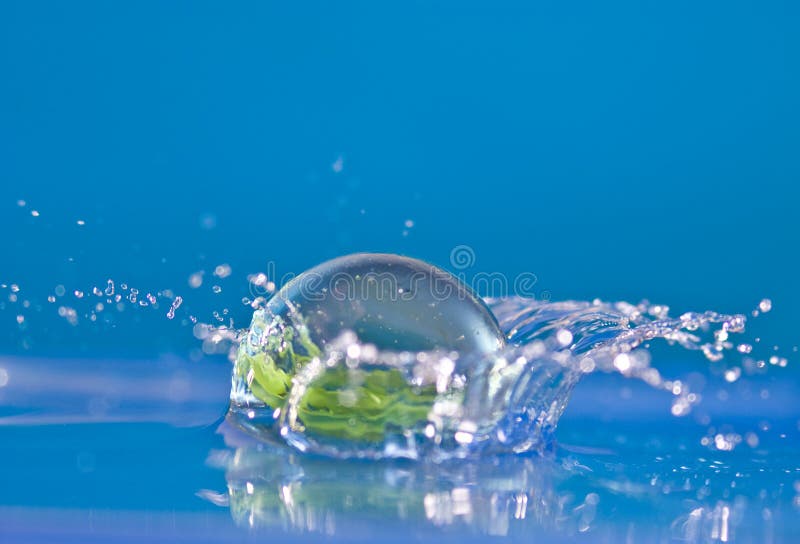 Chute image stock. Image du congelé, laiteux, orange - 16447633