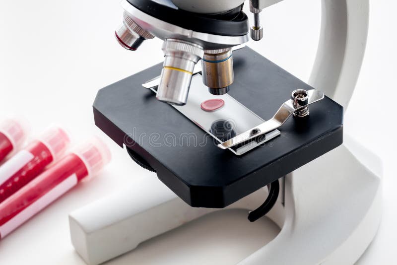Chute De Sang Au Microscope Sur Fond Blanc Photo stock - Image du ...