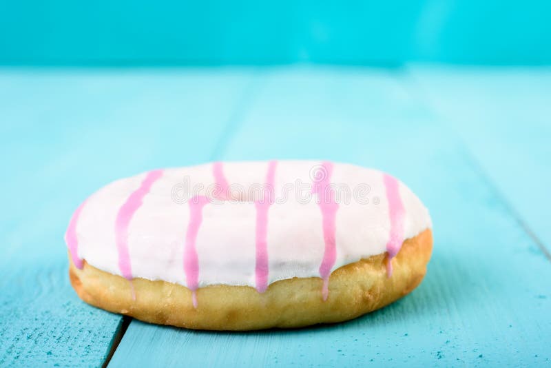 Ciambella Bianca E Rosa Sul Blu Immagine Stock - Immagine di nessuno ...