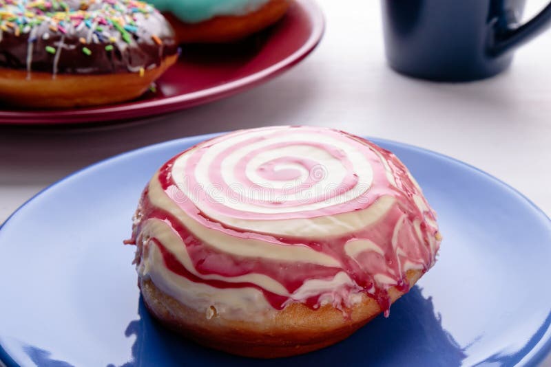 Ciambella sul piatto blu fotografia stock. Immagine di spuntino - 72432532