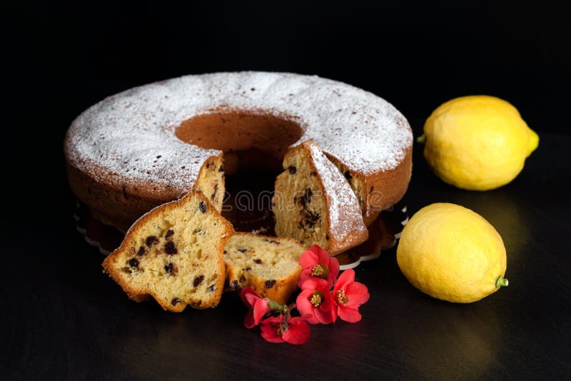 Ciambellone Avec Du Chocolat Chips Lemon Flavored Image stock - Image ...