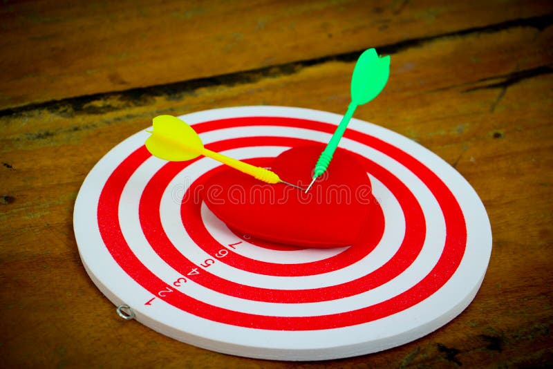 Cible et jaune image stock. Image du rayure, dards, pièce - 104395823