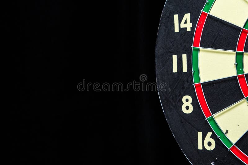 Cible sur le noir photo stock. Image du aptitude, fond - 100434658